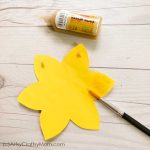Egg Carton Daffodil Craft | DIY Photo frame - Artsy Craftsy Mom