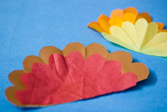 Paper Plate Thanksgiving Turkey craft with Tissue Paper